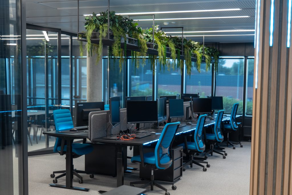 BIURAS KAUNE - Gyvos samanų sienos, vertikalūs augalų sodai interjere